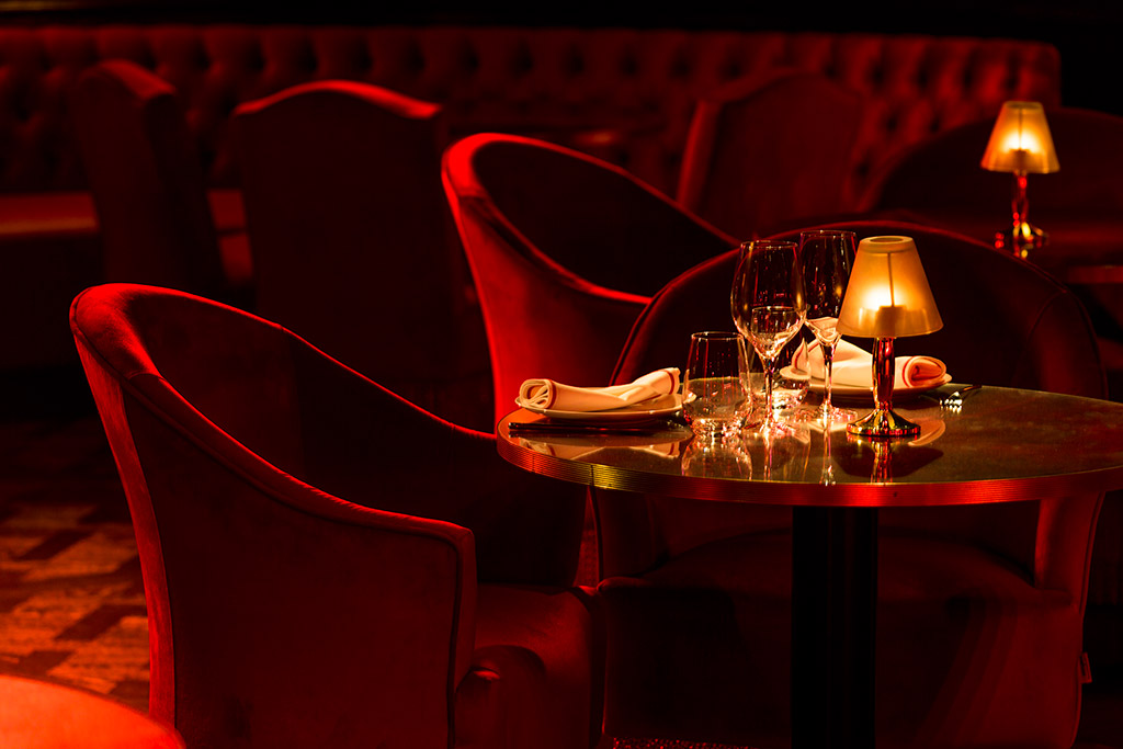 Experience An Exciting Dinner Show at Zuu in Barcelona