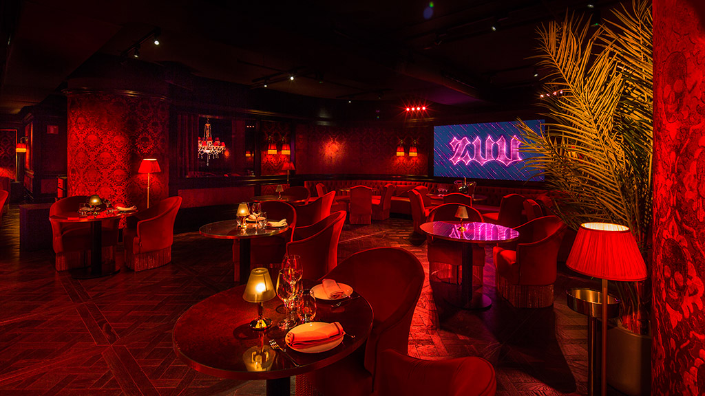 Experience An Exciting Dinner Show at Zuu in Barcelona